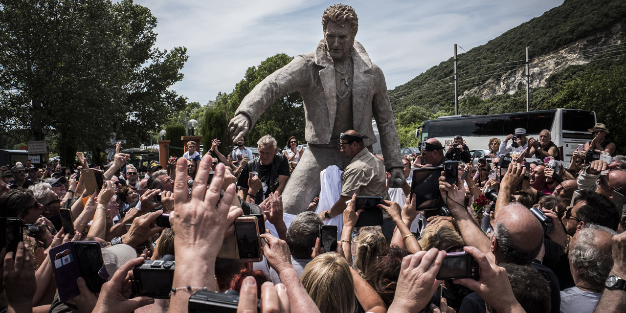 À Viviers, une statue de Johnny de trois mètres de haut érigée