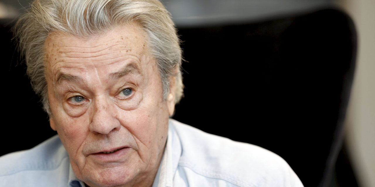 Alain Delon vend sa (chère) collection d'armes