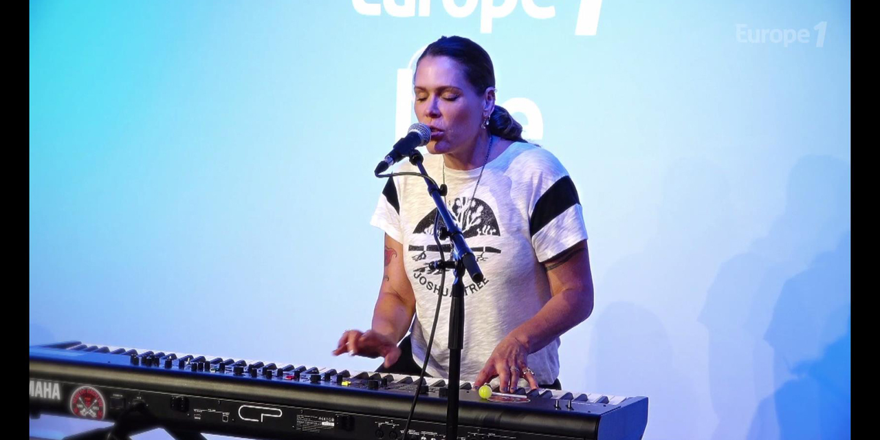 Beth Hart chante "Bad Woman Blues" dans les studios d'Europe 1