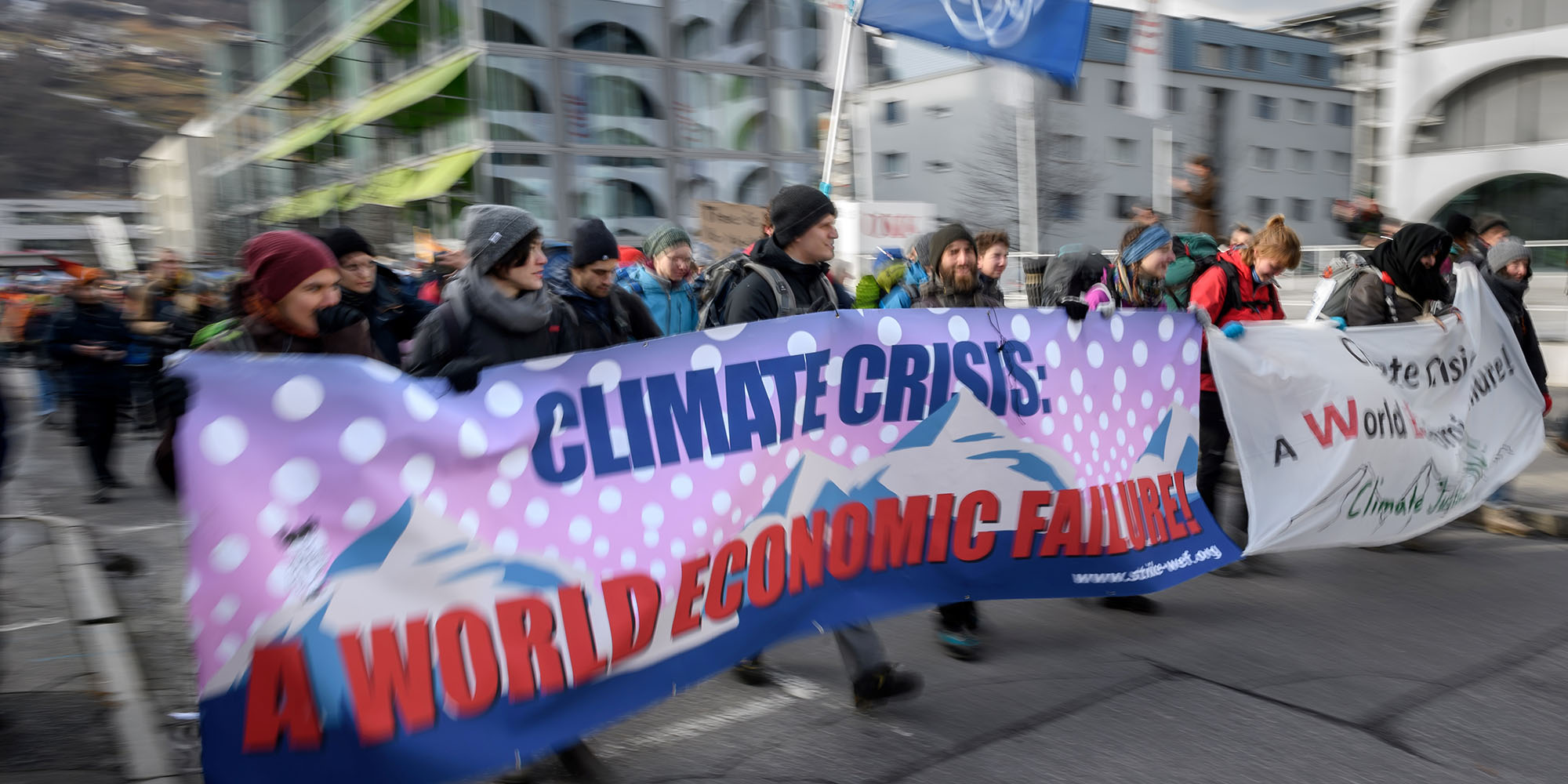 Davos : des activistes du climat débarquent à pied pour dénoncer les ...