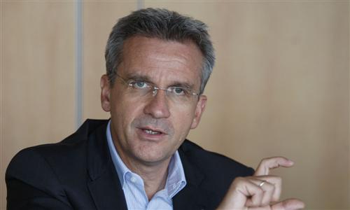 Le PDG de SFR donné partant après l'arrivée de Free Mobile
