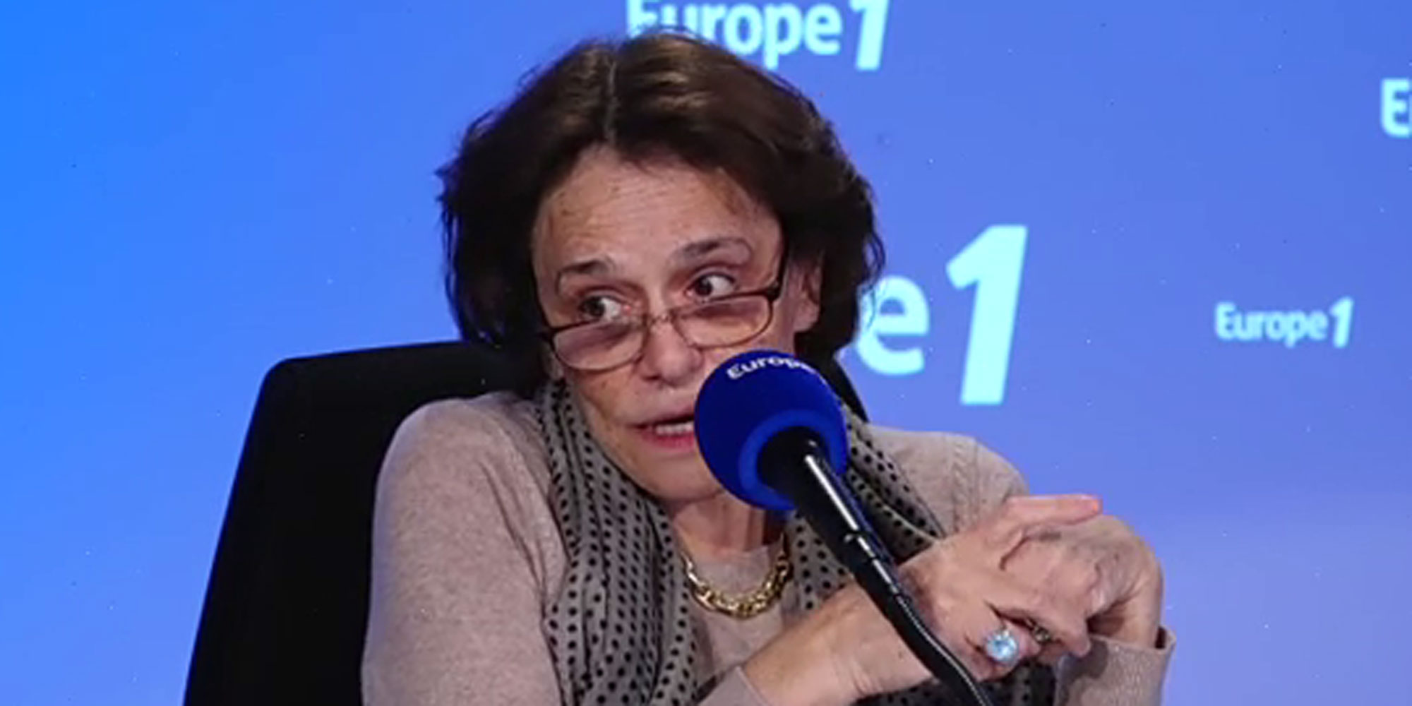 EXTRAIT - La ruse de Caroline Pigozzi pour obtenir les numéros de ...