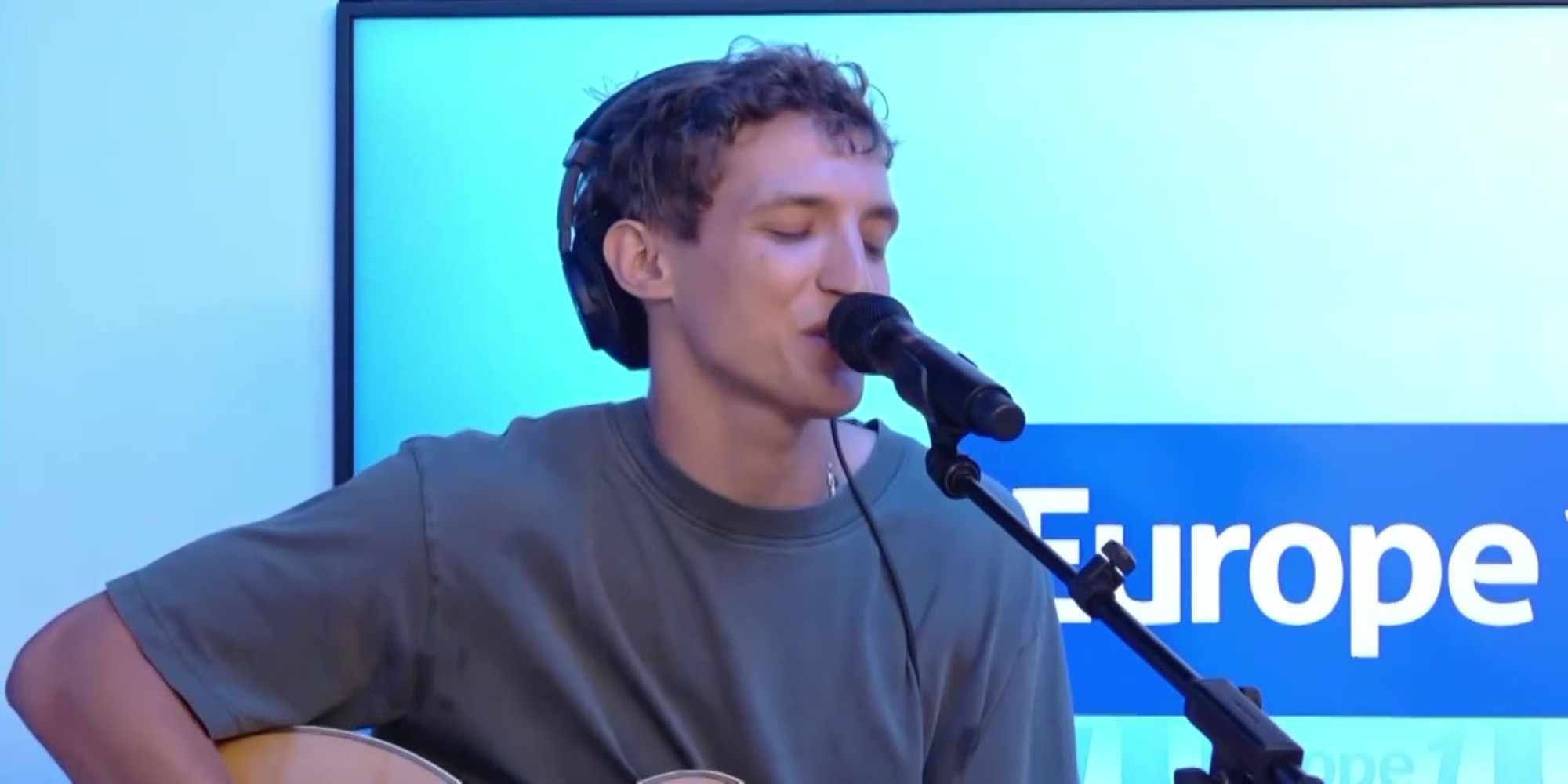Aliocha Schneider chante «avant elle» en live dans Culture Médias