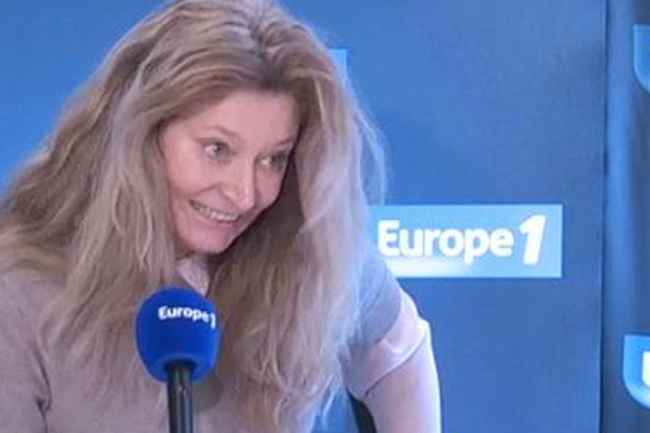 Hortense tape dans la caisse
