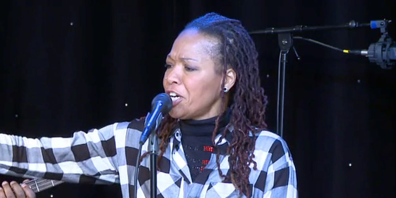Lisa Simone chante "Unconditionally"