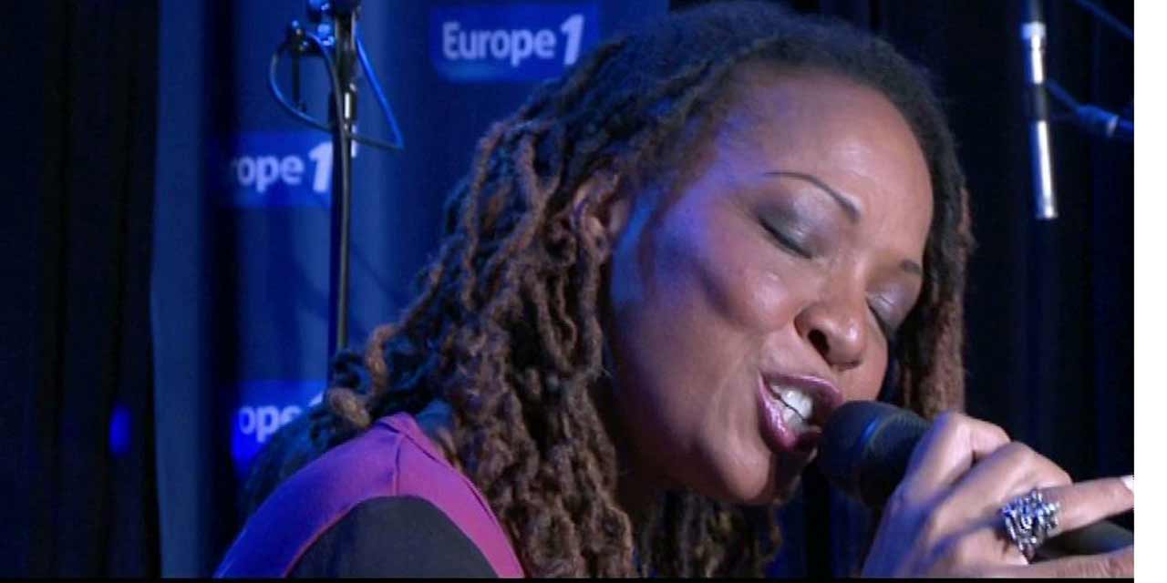 Lisa Simone reprend "Autumn Leaves"