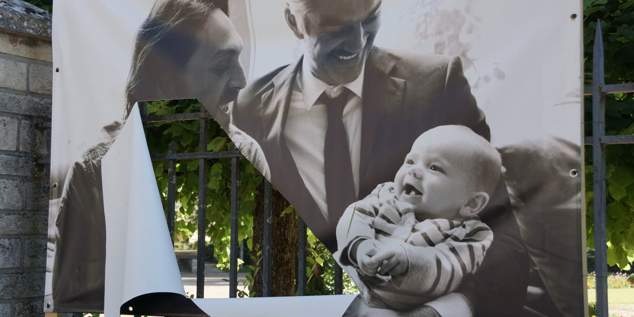 Bourges Une Exposition Photo Avec Des Couples Homosexuels Vandalisée