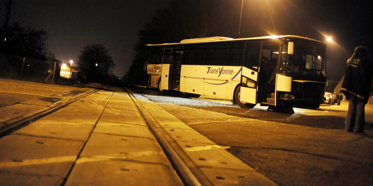 Corrèze : un mort, neuf blessés légers dans une collision entre minibus et car scolaires