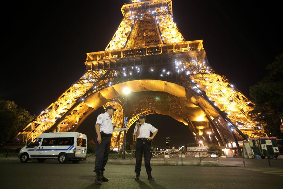 La police saisit 60 tonnes de Tour Eiffel La police saisit 60 tonnes de Tour Eiffel
