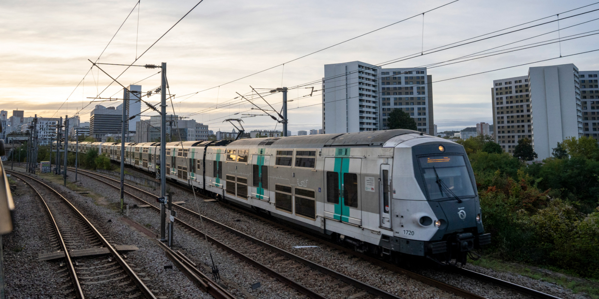 Nanterre : un homme percuté par un RER après une bousculade sur le quai, un agent de la RATP en ...