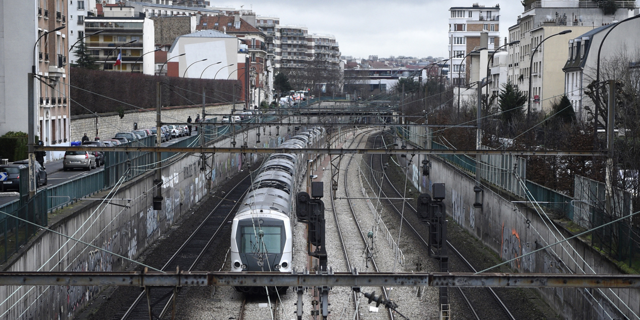 RER B : une voiture finit sur les voies