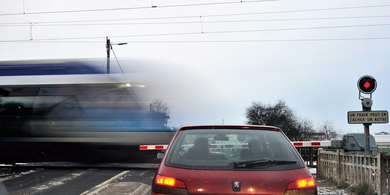 Un mort dans une collision entre un train et une voiture en Seine-et-Marne