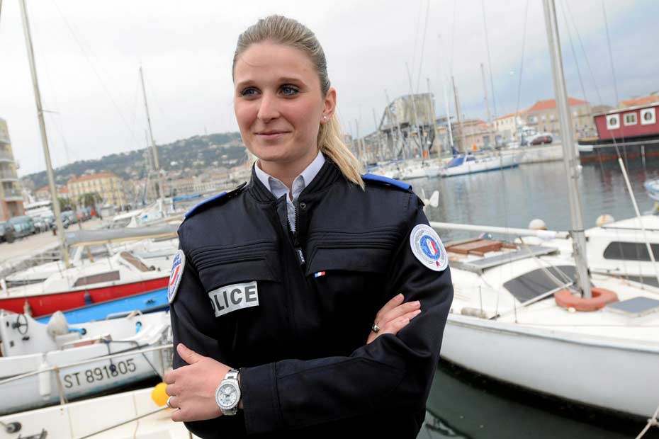 Une policière sauve un bébé de la noyade