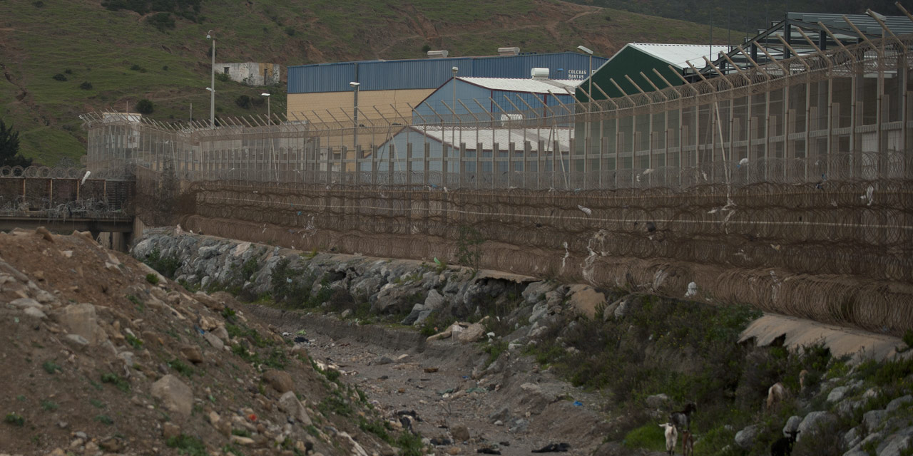 Des migrants prennent d'assaut la frontière à Ceuta, deux se noient