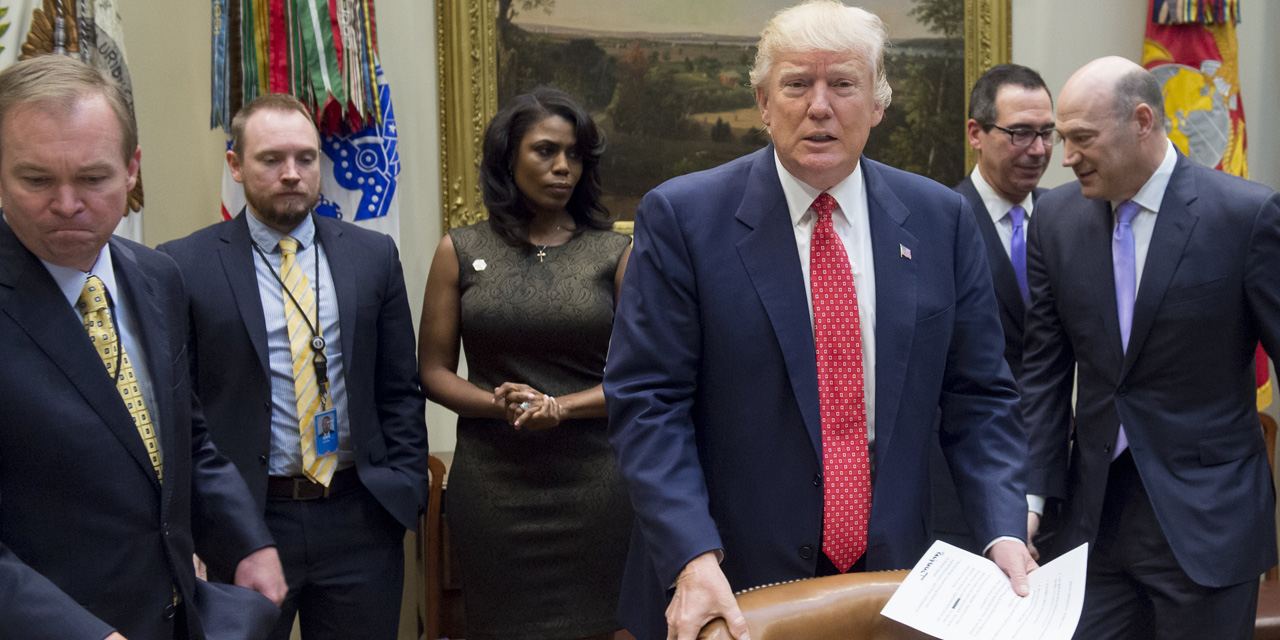 Donald Trump signe un décret de simplification administrative