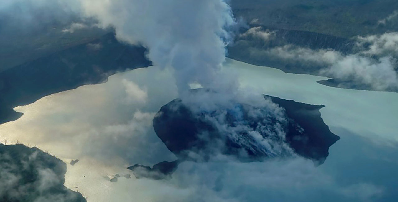 Éruption volcanique au Vanuatu : la population d'une île incitée à ...