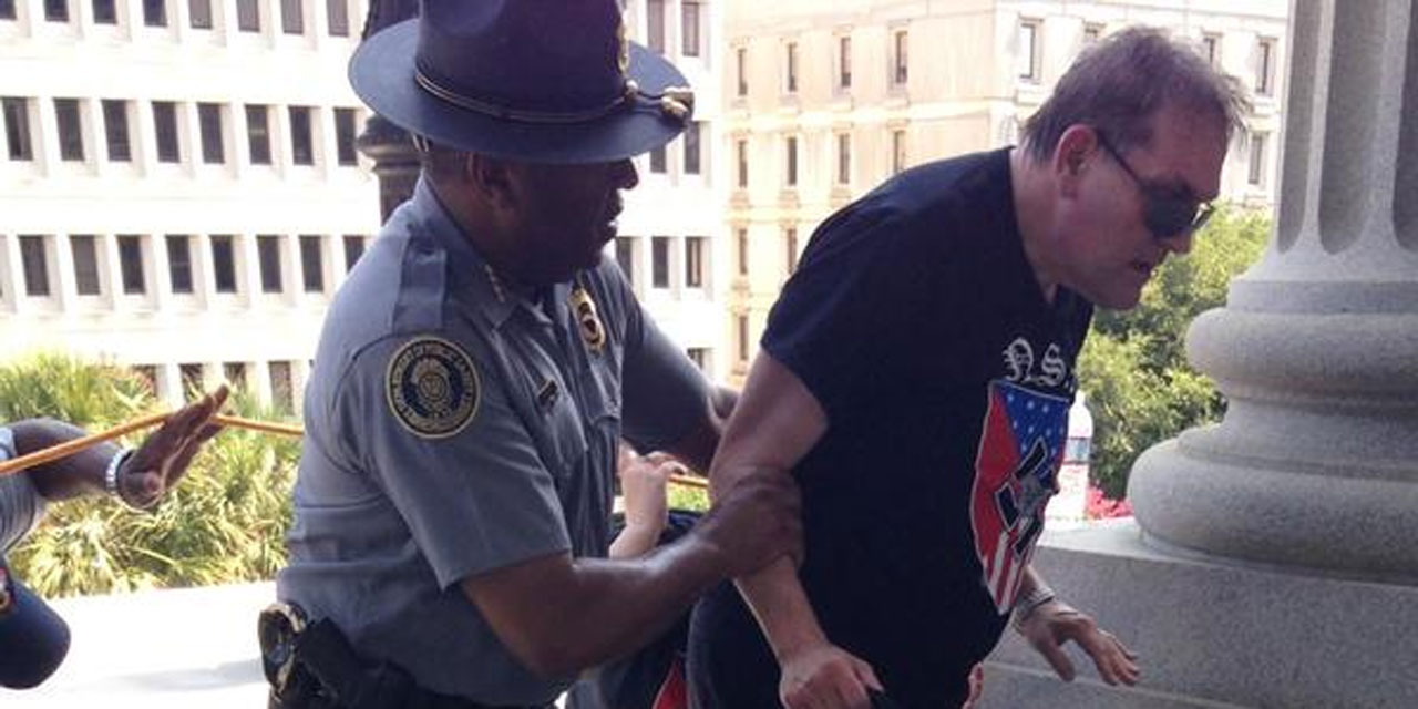 Etats-Unis : un policier noir au secours d'un membre du Ku Klux Klan