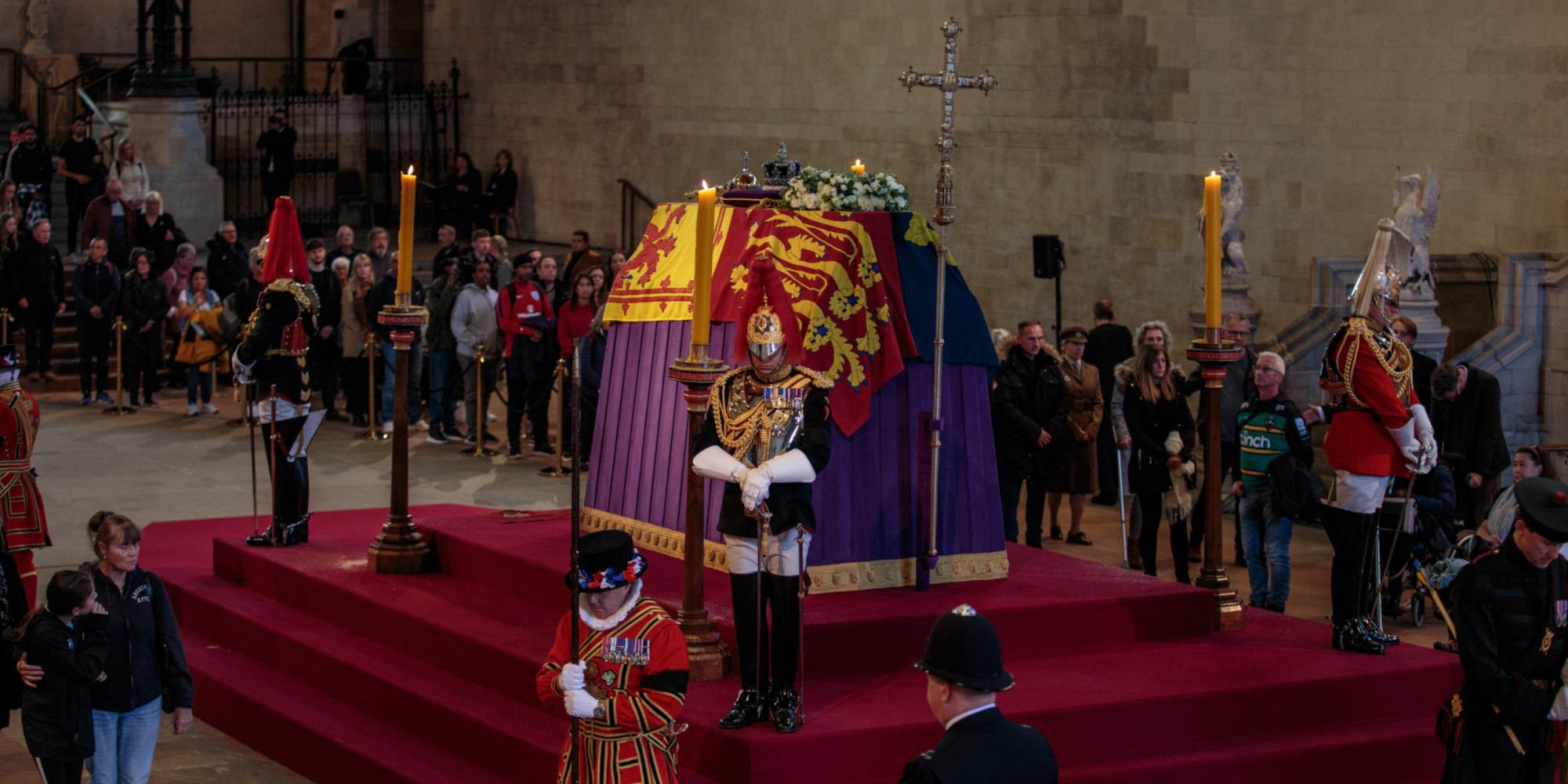 Fin de l'exposition au public du cercueil d'Elizabeth II avant ses ...