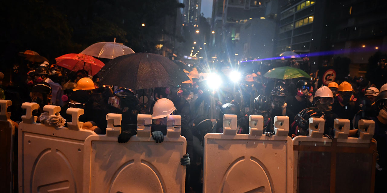 Hong Kong : la police utilise des canons à eau contre des manifestants ... Hong Kong : la police utilise des canons à eau contre des manifestants ...