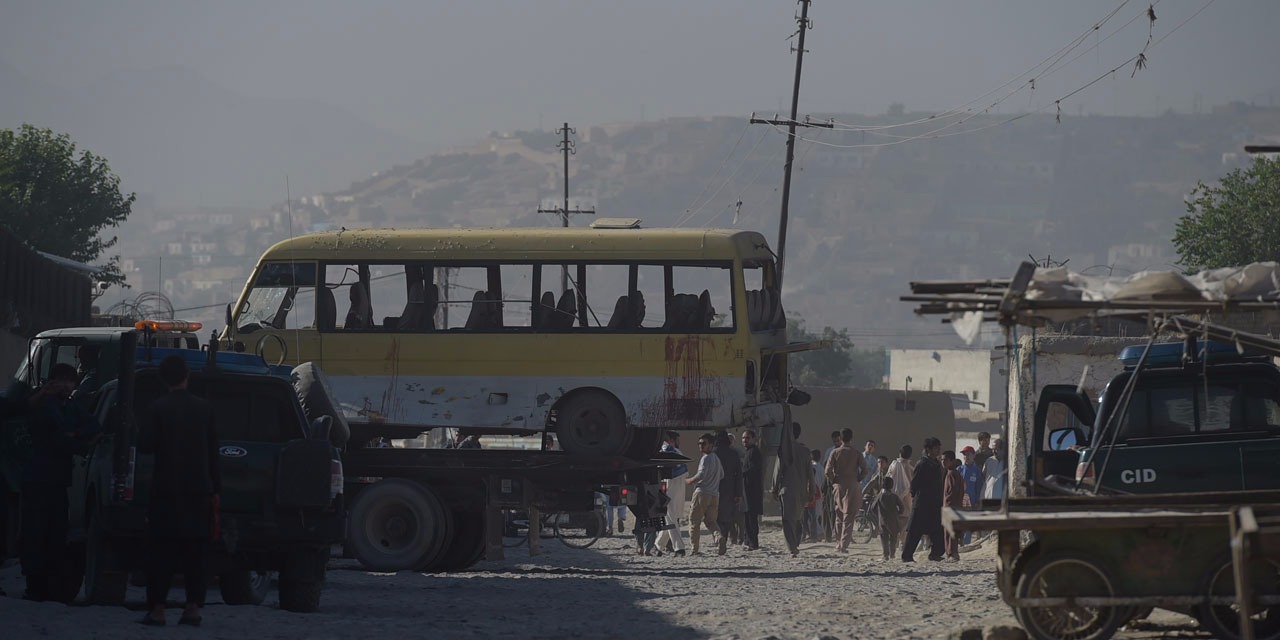 Kaboul : au moins six morts dans l'attaque d'un minibus officiel Kaboul : au moins six morts dans l'attaque d'un minibus officiel