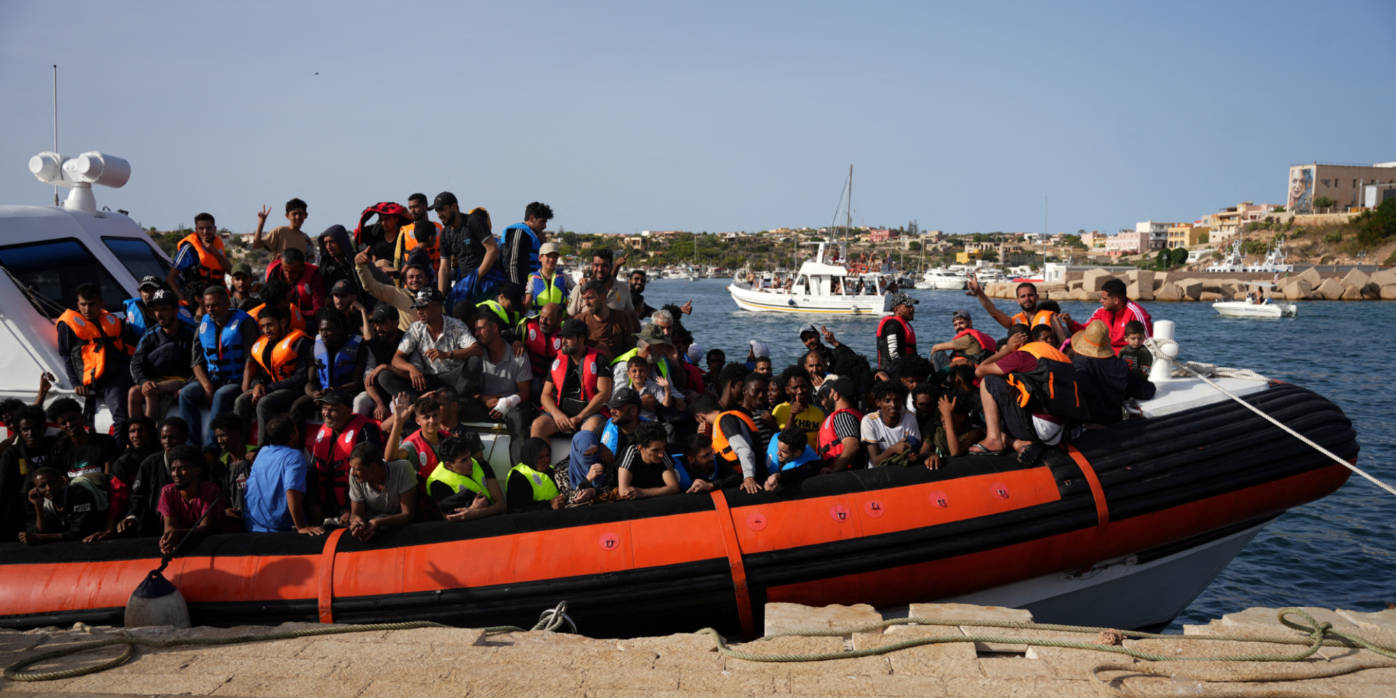 Lampedusa: what procedure for migrants upon arrival on Italian soil ...