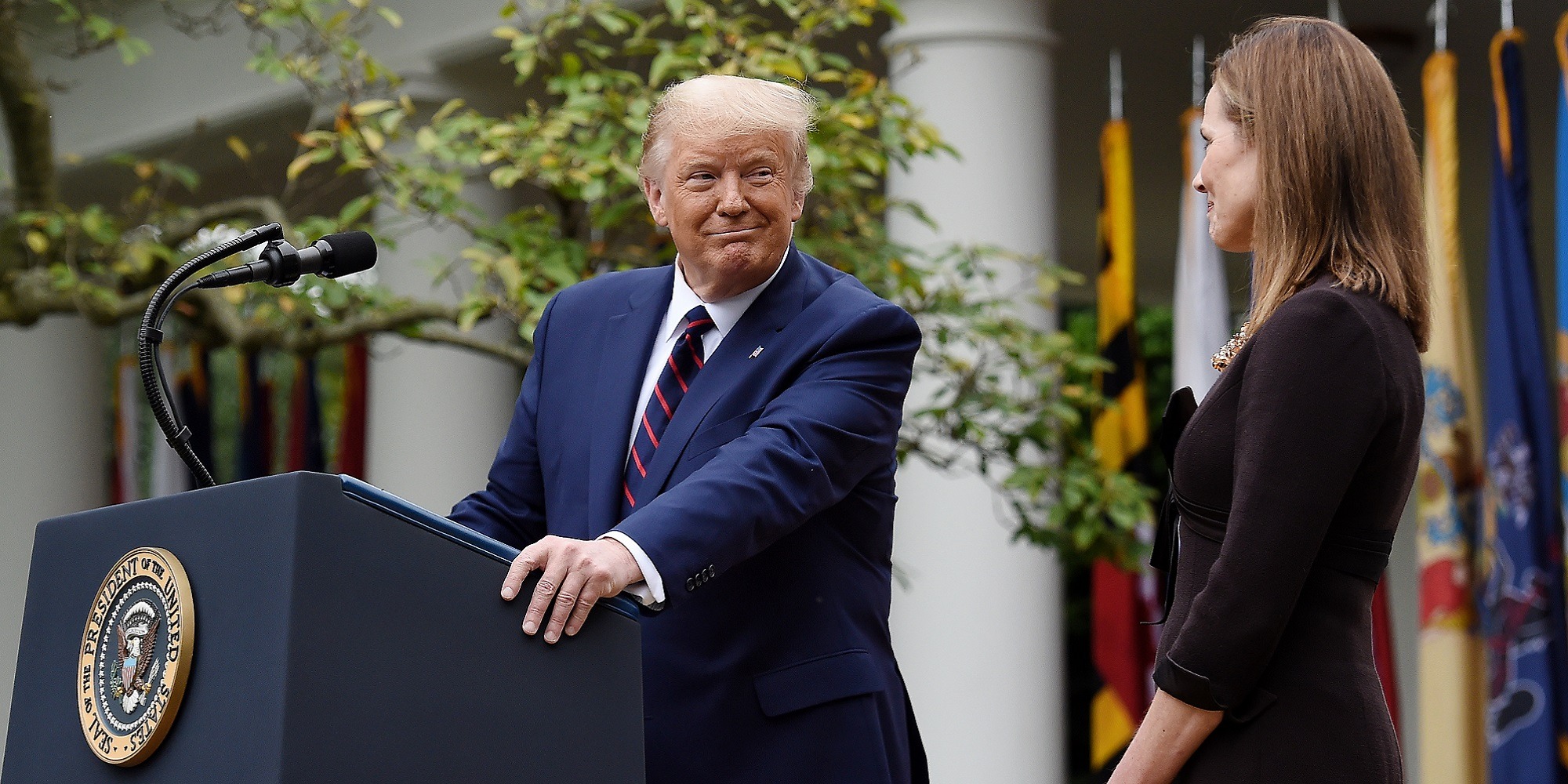 Le Sénat confirme la juge Barrett à la Cour suprême, une victoire pour ...