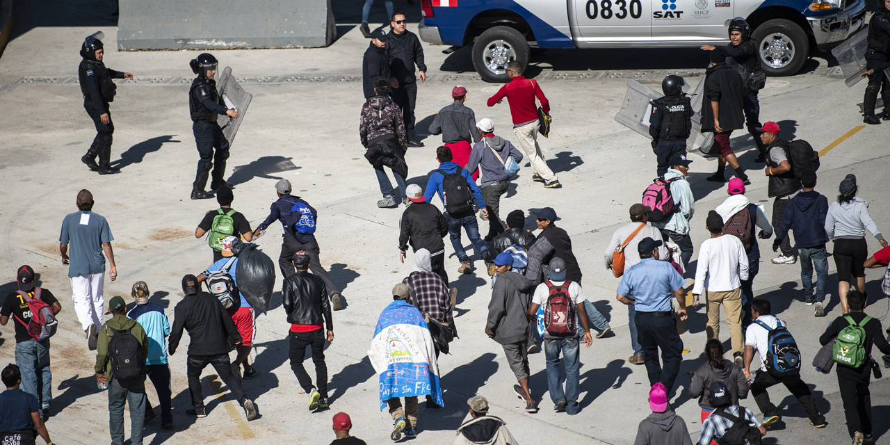 Mexique : des centaines de migrants tentent de franchir la frontière ...