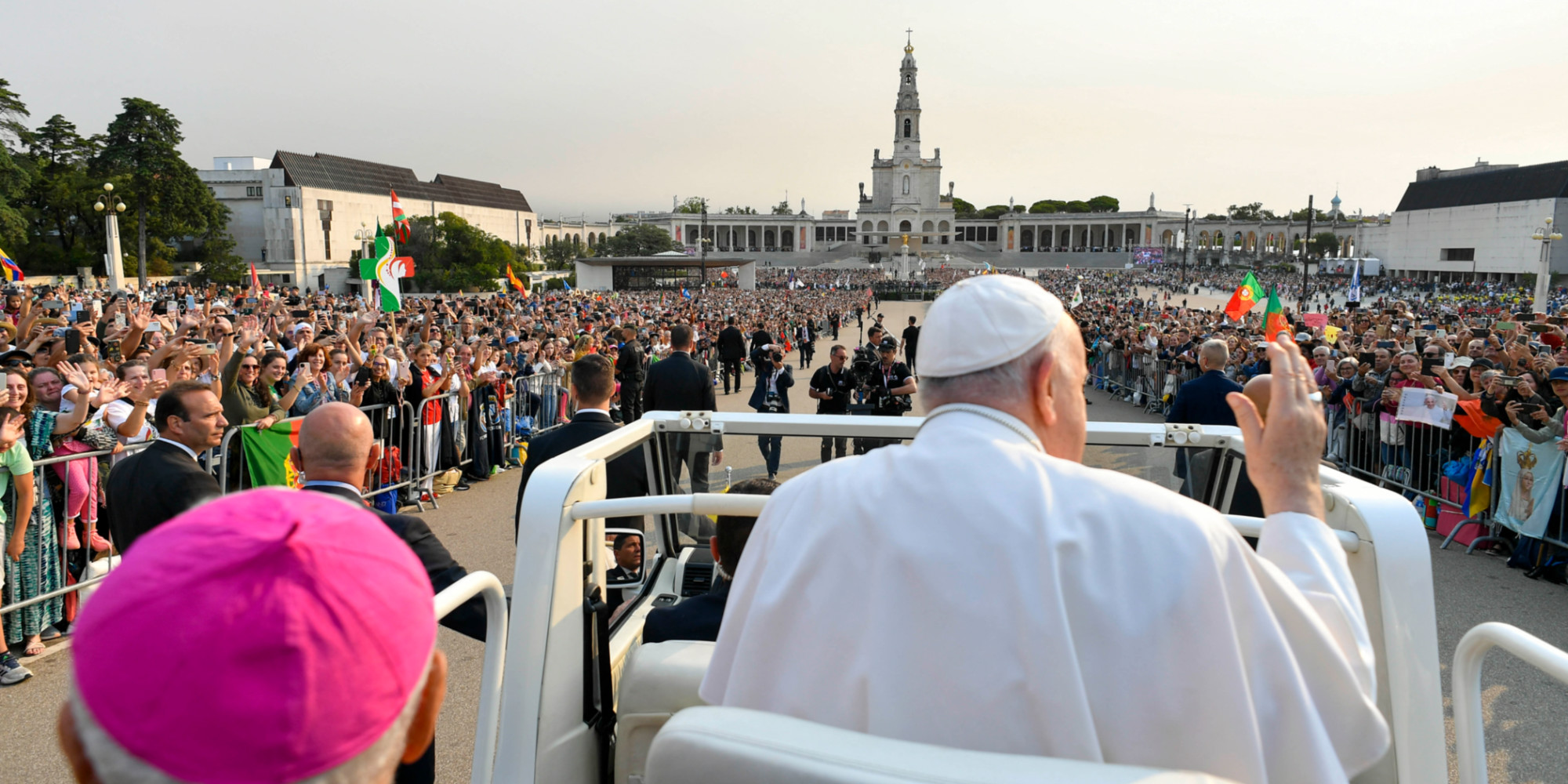 Portugal : le pape François en visite éclair à Fatima devant 200.000 ...