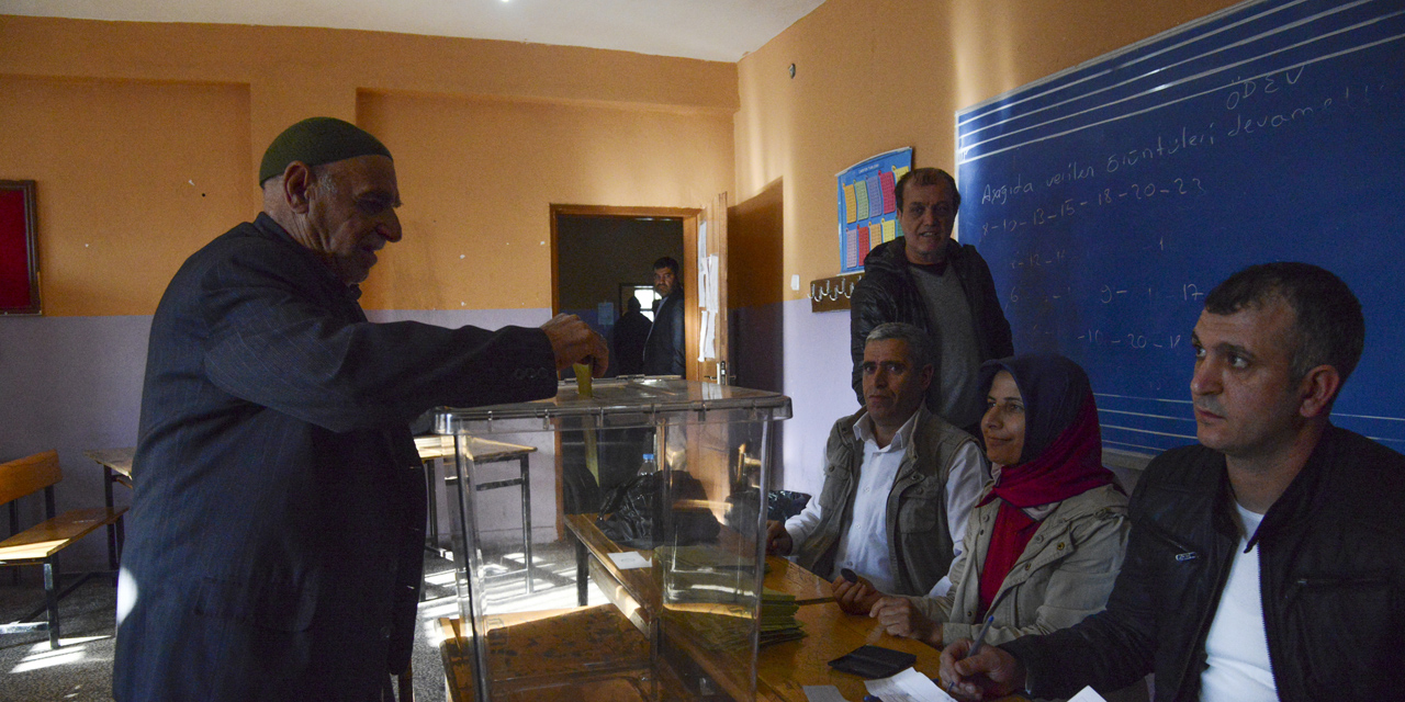 Turquie : ouverture des bureaux de vote pour le référendum Turquie : ouverture des bureaux de vote pour le référendum