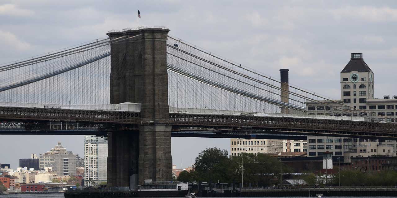 Un Français arrêté pour avoir escaladé le pont de Brooklyn