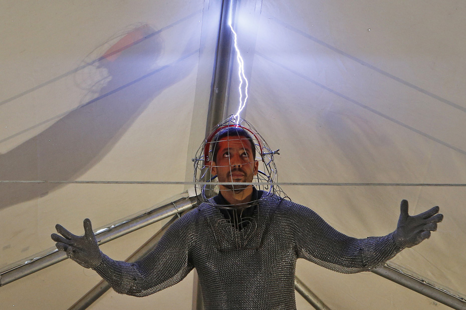 Un magicien dans une tempête électrique