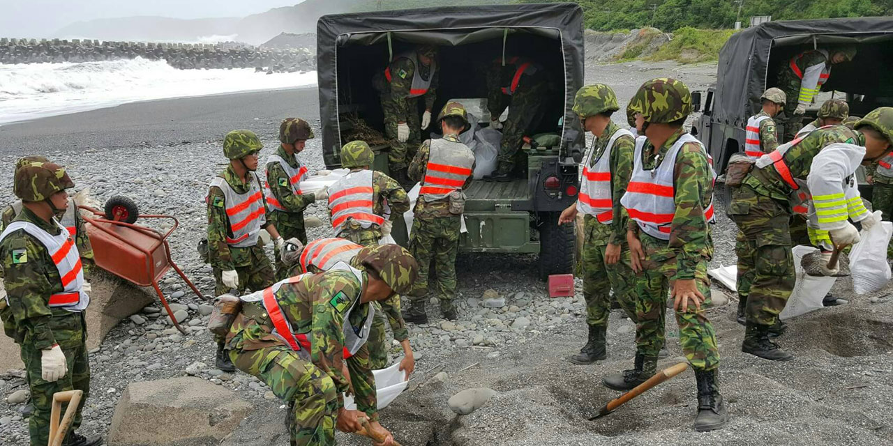 Un super-typhon déferle sur Taïwan : des milliers d'évacuations