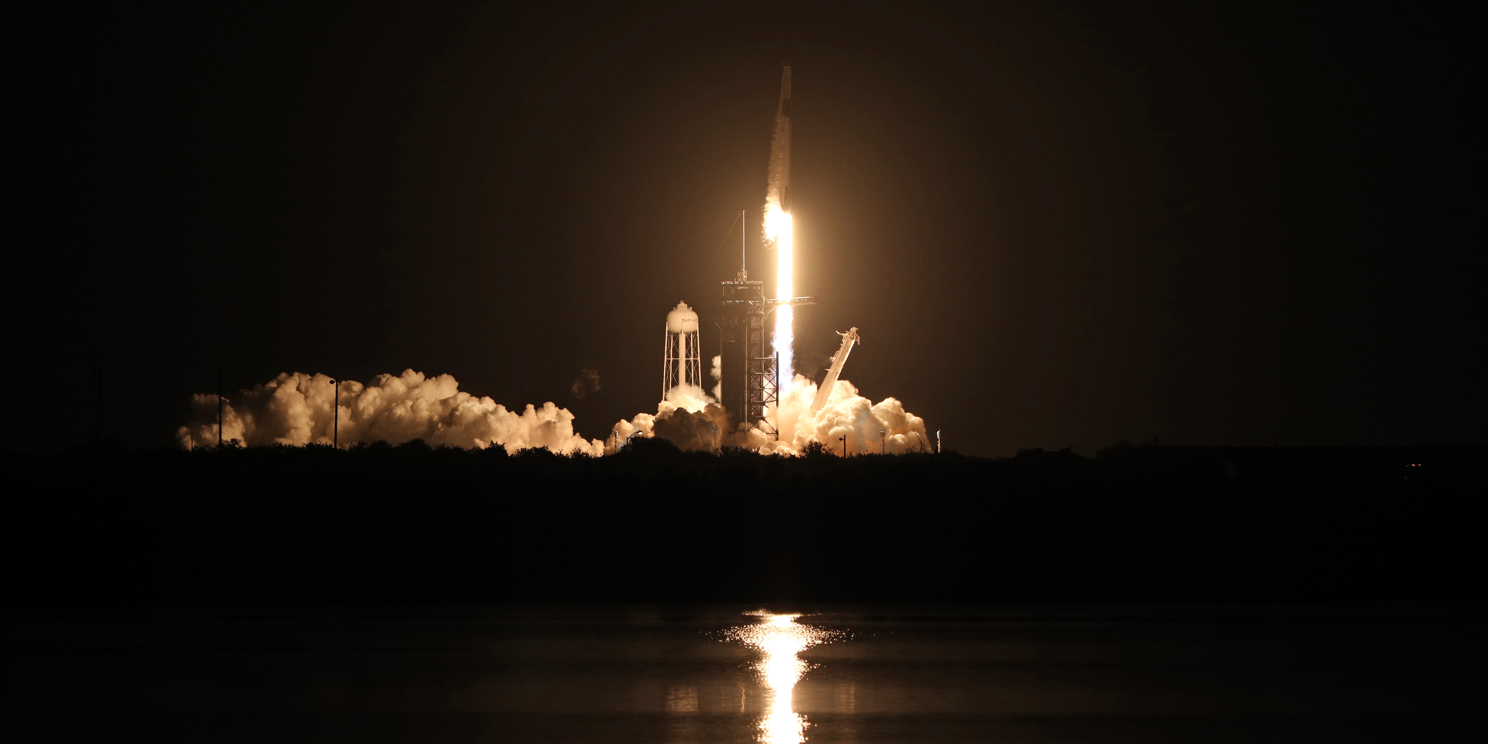 Une Fusée Spacex En Route Vers La Station Spatiale Avec Quatre Astronautes