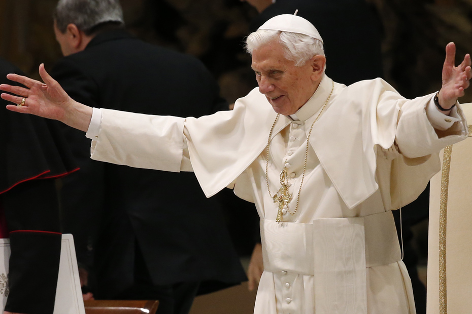 Vatican : le pape réapparaît en public