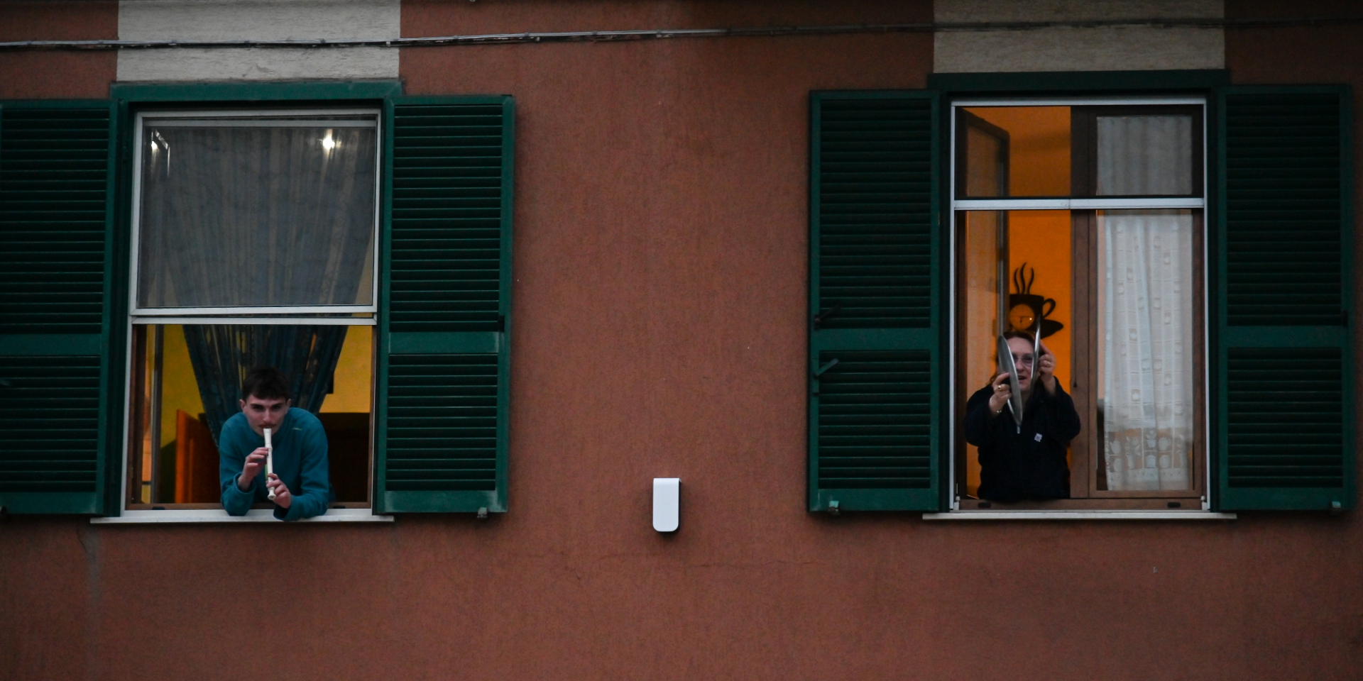 VIDÉO - Coronavirus : privés de sortie, les Italiens chantent au balcon