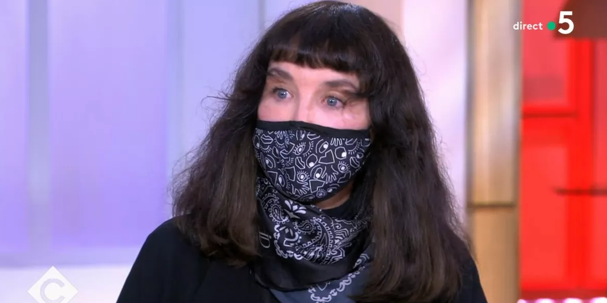 Pourquoi Isabelle Adjani est-elle apparue masquée et gantée dans «C à ...