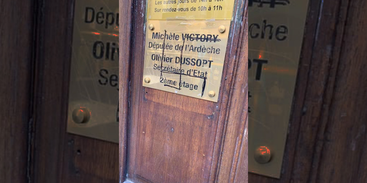 Ardèche Une Croix Gammée Dessinée Sur La Permanence Dolivier Dussopt