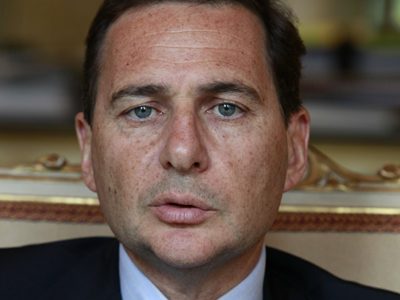 Besson apporte sa contribution à la Nation