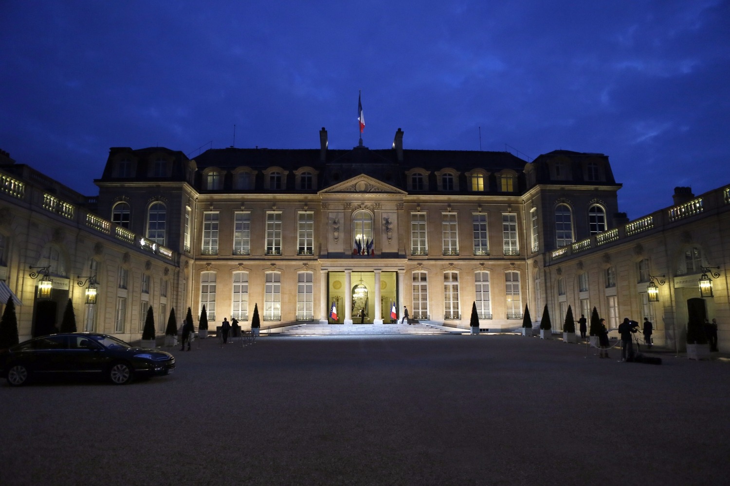 Ce moment où, à l'Elysée, on applaudit la victoire de Macron