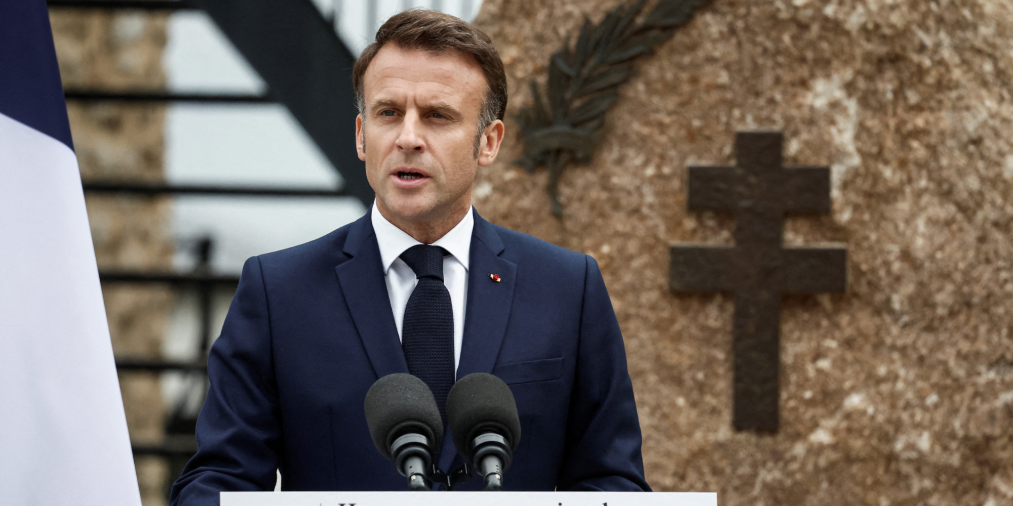 Emmanuel Macron loue «l'esprit de sacrifice» en lançant les ...