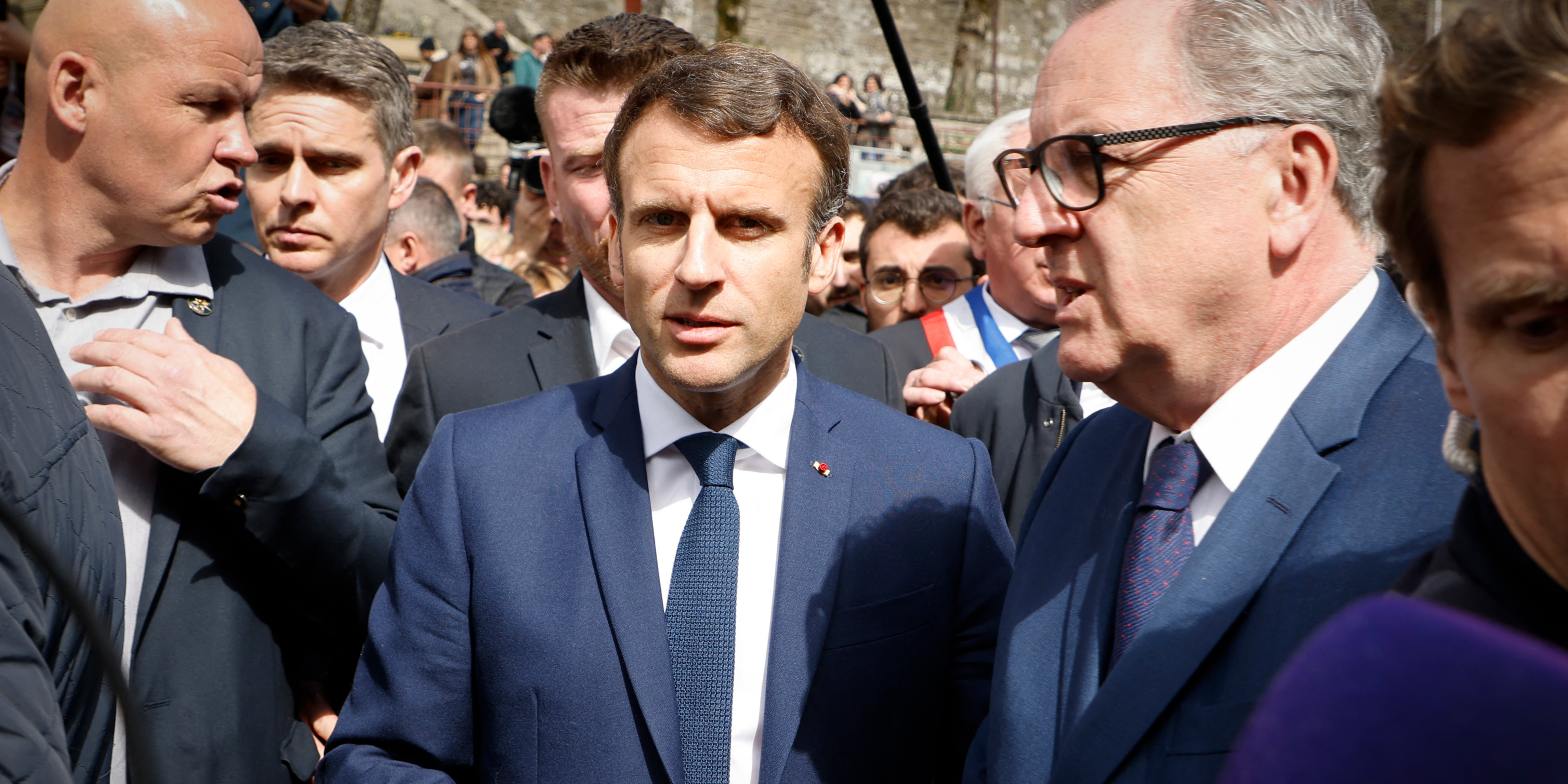 Emmanuel Macron mise sur l’Europe pour attaquer Marine Le Pen