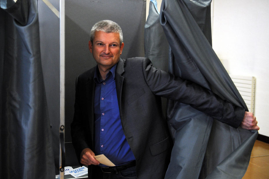 Falorni reste "bien évidemment" candidat