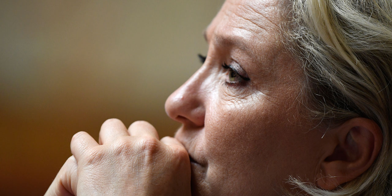 FN : Marine Le Pen prête à abandonner la sortie de l'euro, selon Collard FN : Marine Le Pen prête à abandonner la sortie de l'euro, selon Collard