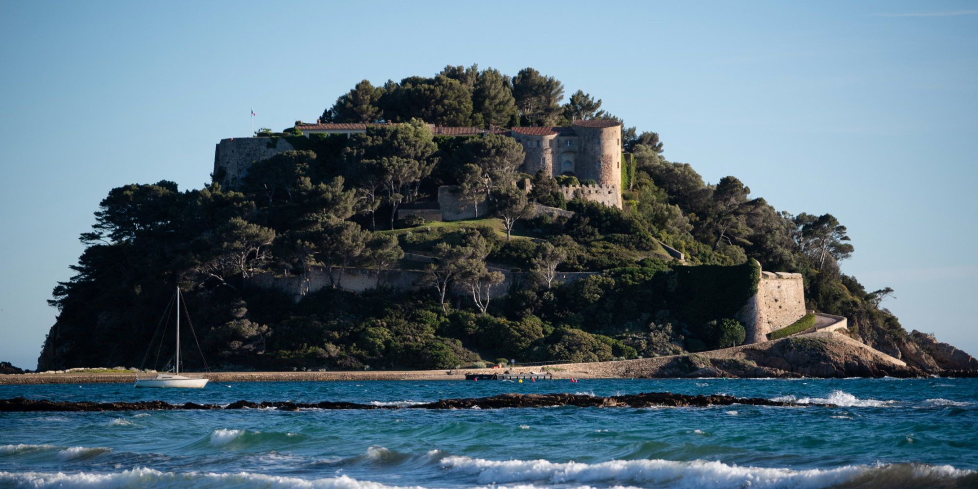 Lieu diplomatique et parfaitement équipé, le fort de Brégançon ...