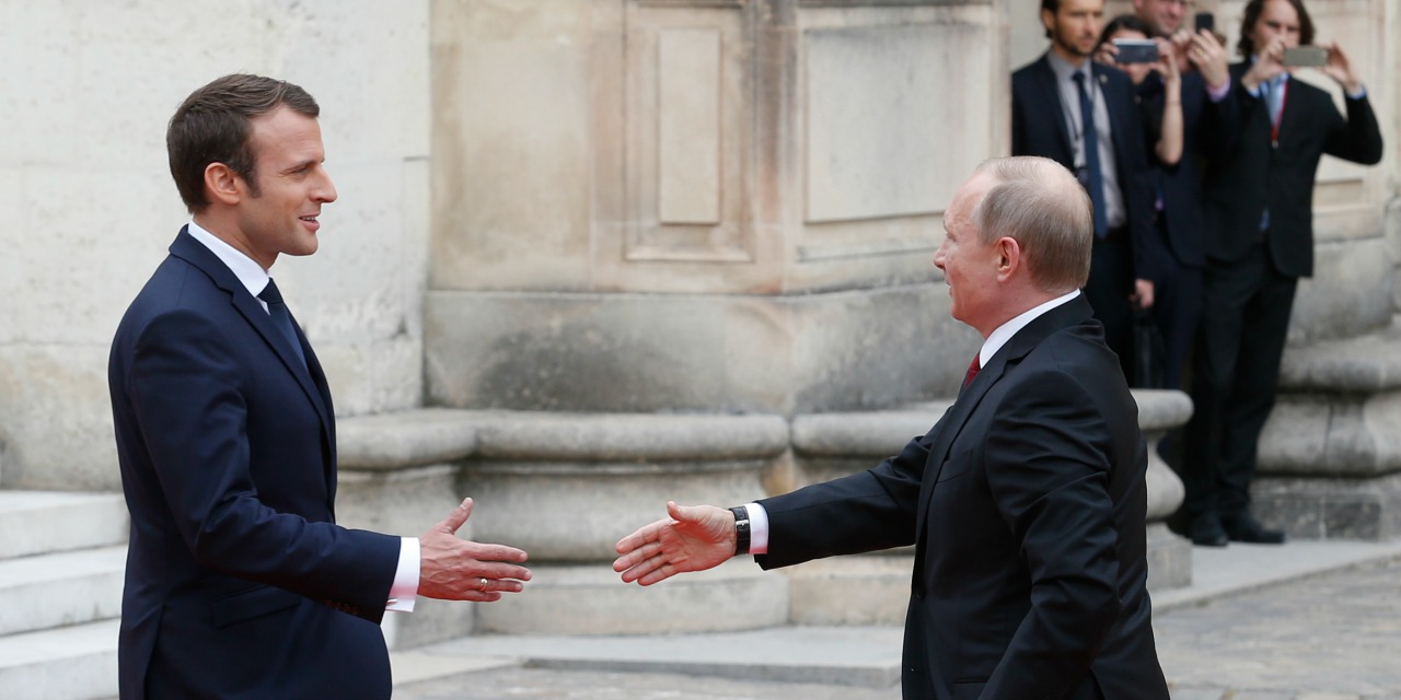 PHOTO - Vladimir Poutine accueilli par Emmanuel Macron à Versailles