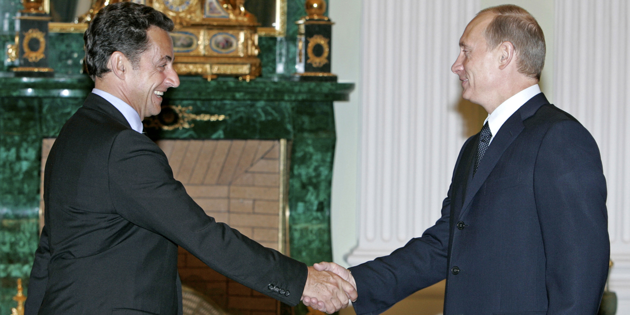 Sarkozy chez Poutine, une carte postale pour Hollande