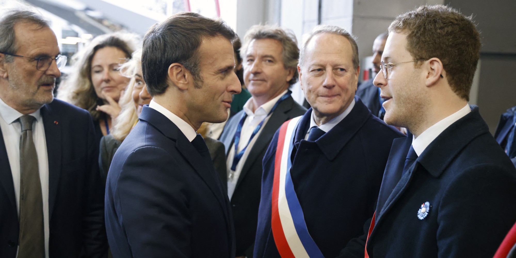 How is Emmanuel Macron trying to seduce the mayors of France? - Teller ...