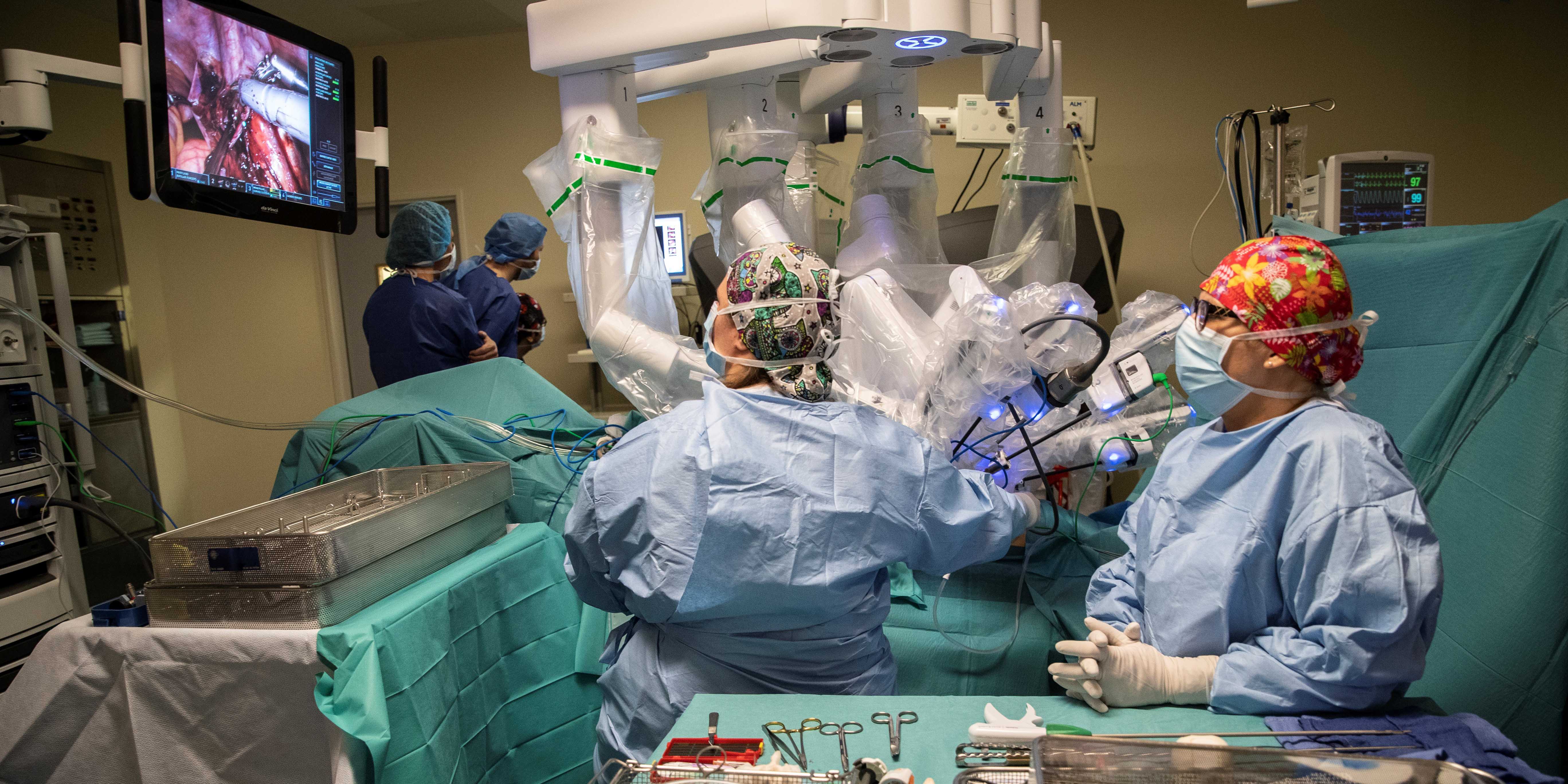 Plongée dans un bloc opératoire pendant une opération de chirurgie ...