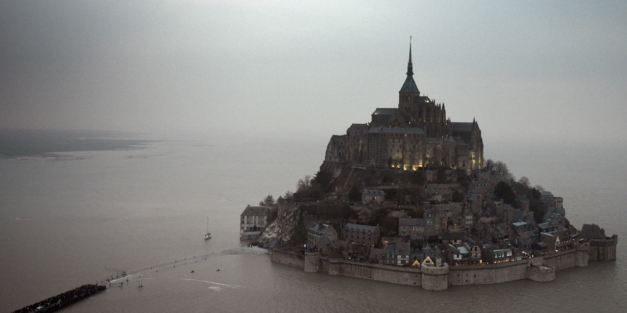 Avec les grandes marées, le Mont-Saint-Michel redevient une île