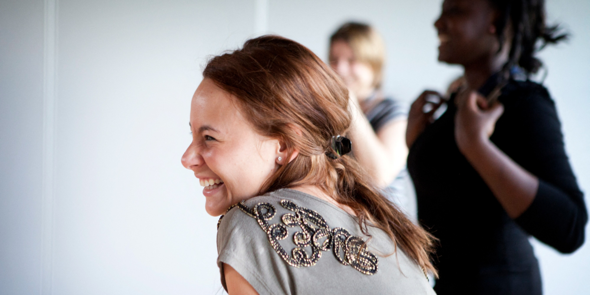 «Ça fait du bien de pouvoir évacuer complètement» : le yoga du rire ...